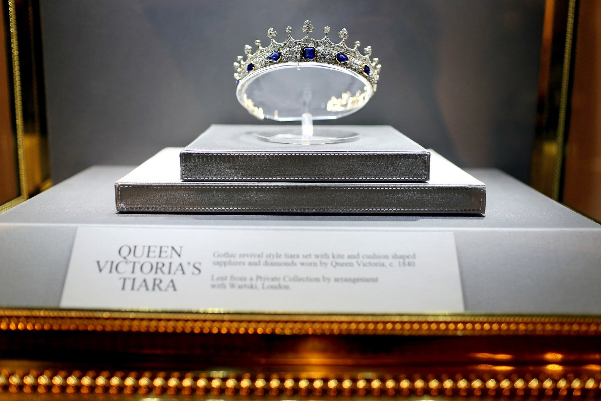 Oportunidade rara de conferir a tiara de safiras da Rainha Vitória ...